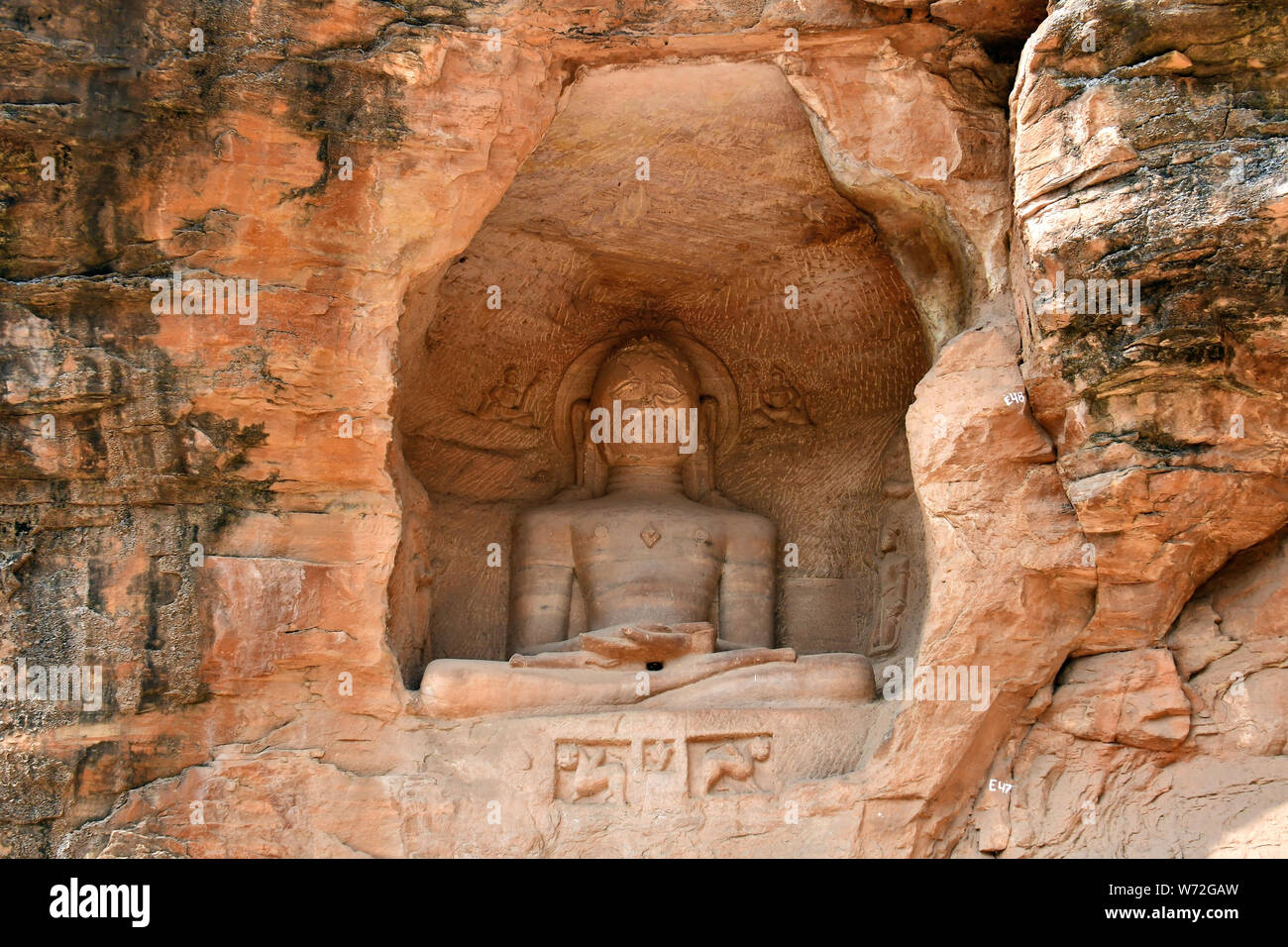 Statue of a jain tirthankara hi-res stock photography and images - Alamy