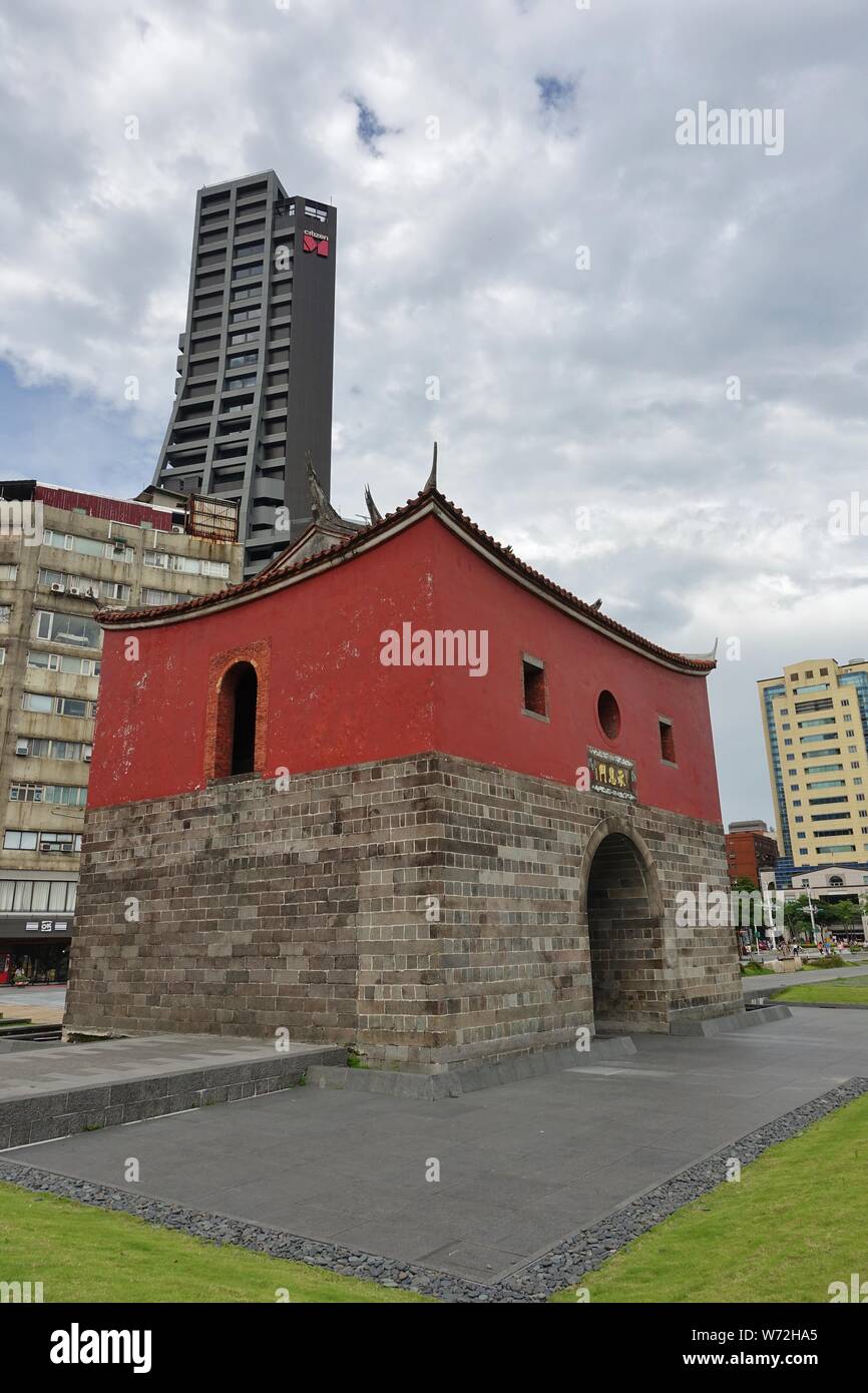 TAIPEI, TAIWAN -4 JUL 2019- View of the red Taipei North Gate in Taipei ...