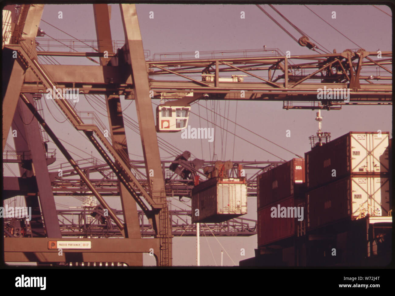 Machinery at the port of newark hi-res stock photography and images - Alamy