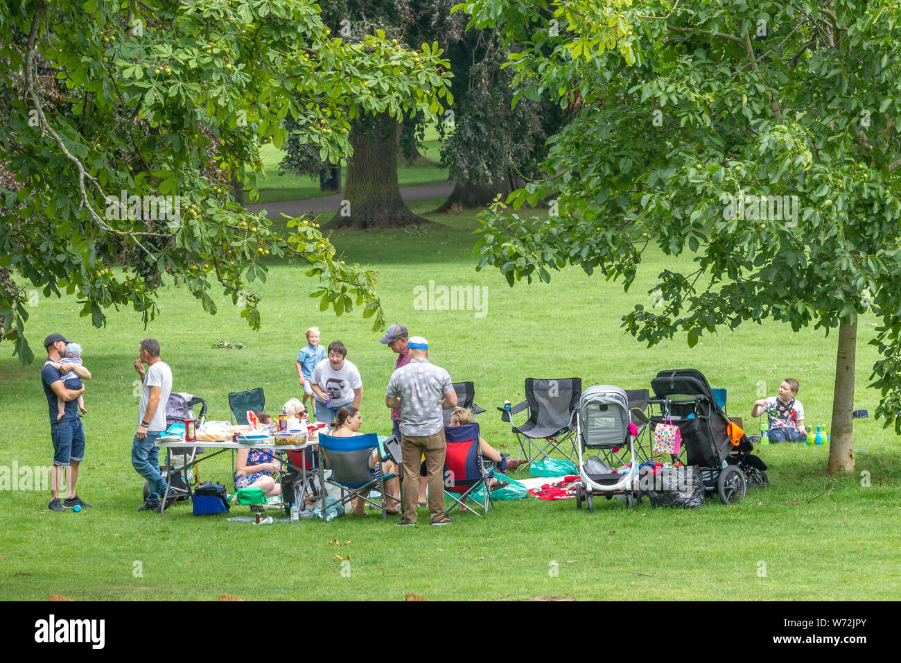 Large group having a picnic in the park hi-res stock photography and ...