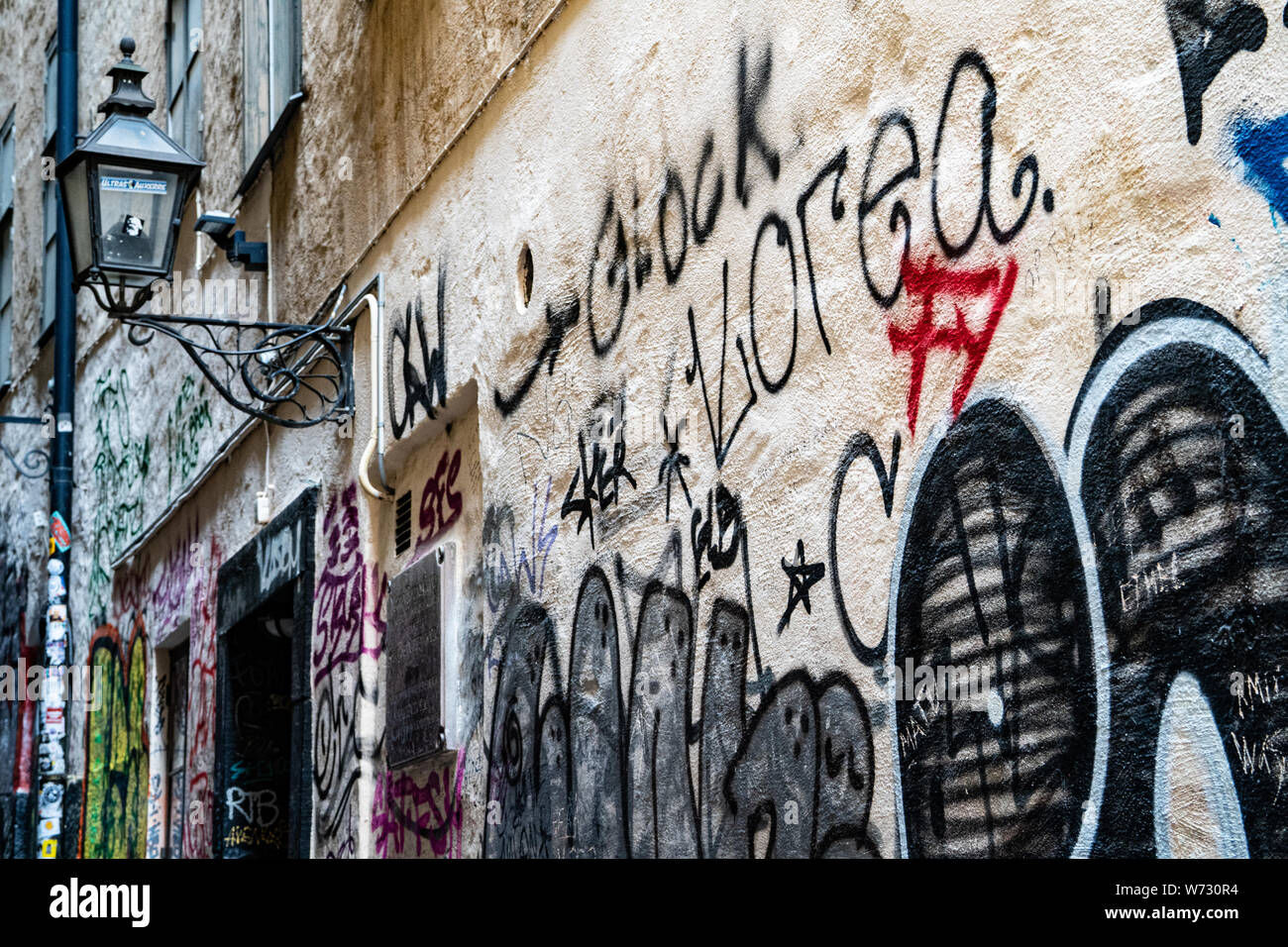 The narrowest street in Stockholm, Mårten Trotzigs Gränd, graffiti ...