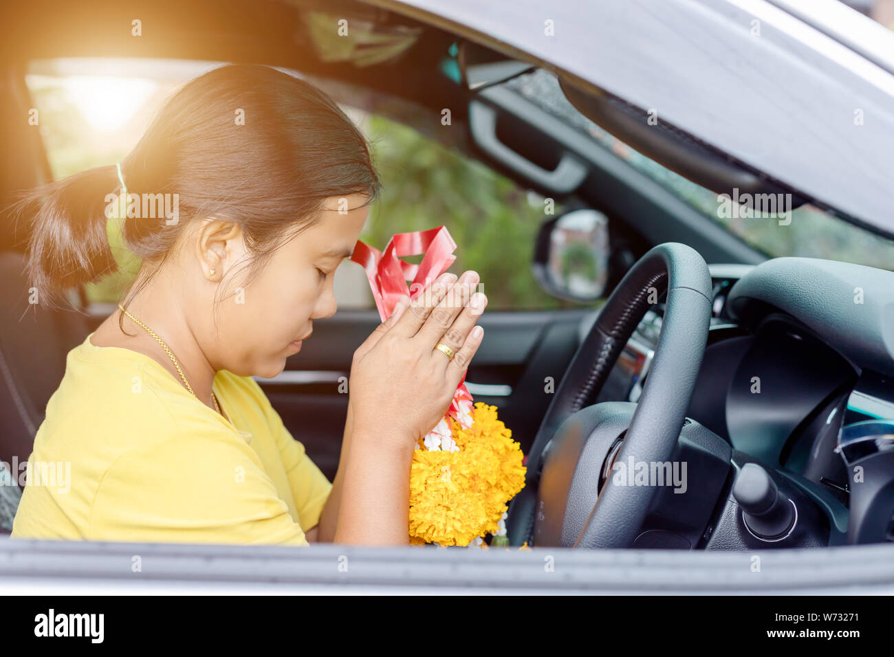Woman Praying Hands Car Israeli Arabs Caught In The Middle Of Gaza War