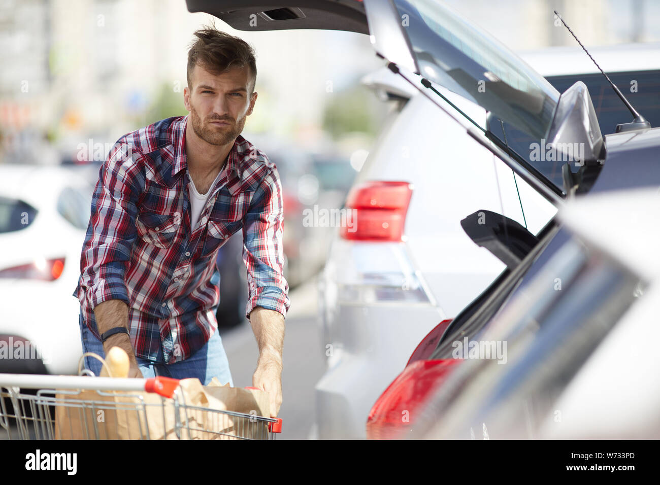 Packing car hi-res stock photography and images - Alamy