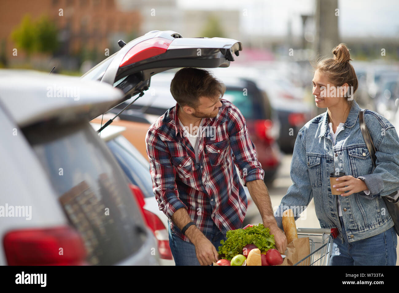 Packing the car hi-res stock photography and images - Alamy
