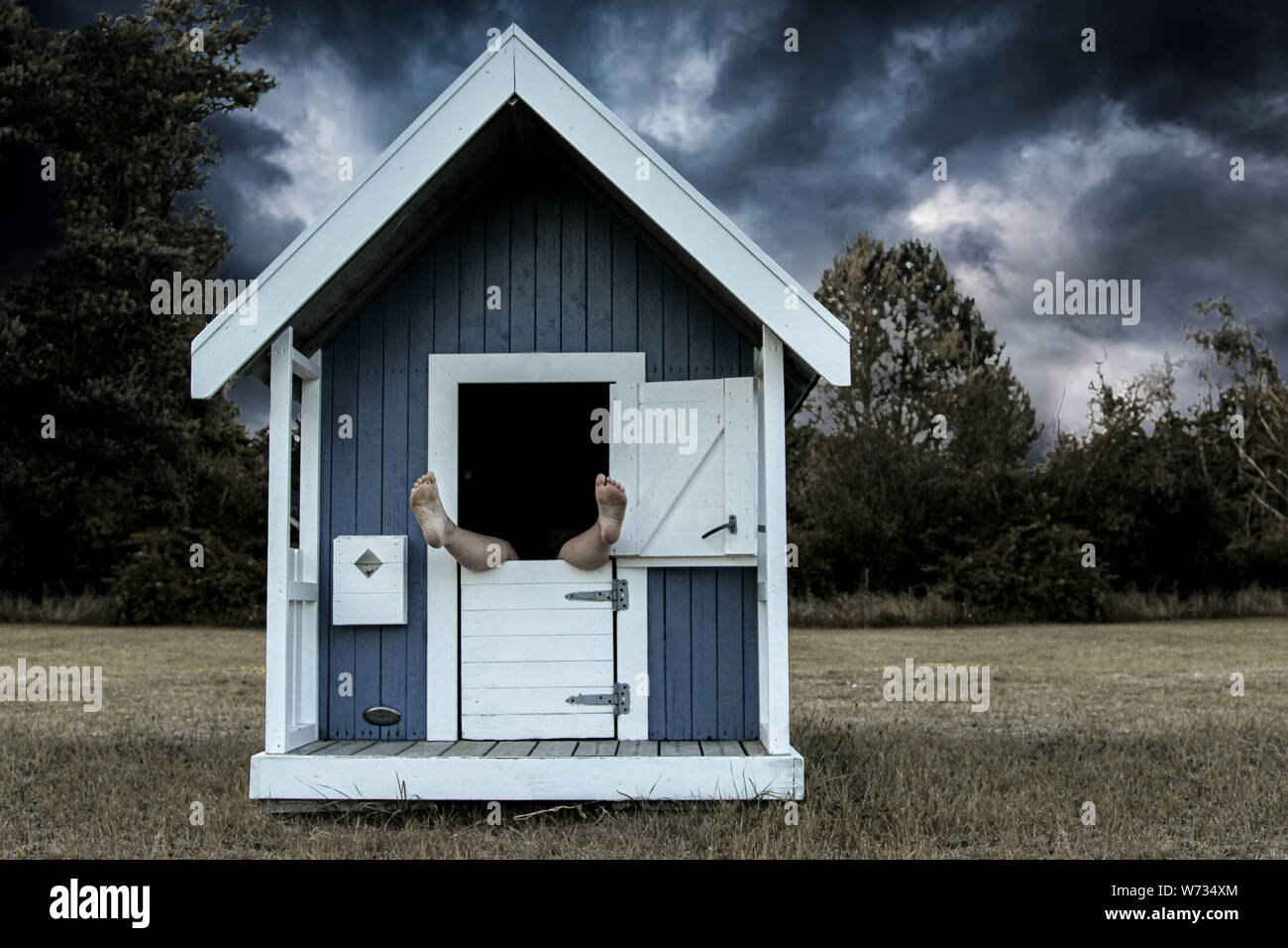 Children playing dead hi-res stock photography and images - Alamy