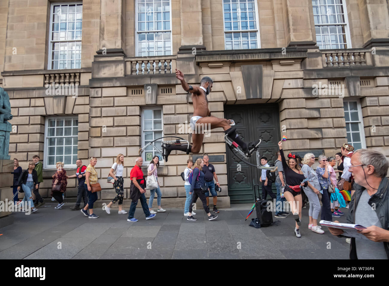 Edinburgh, Scotland, UK. 4th August, 2019. Performer on the Royal Mile ...