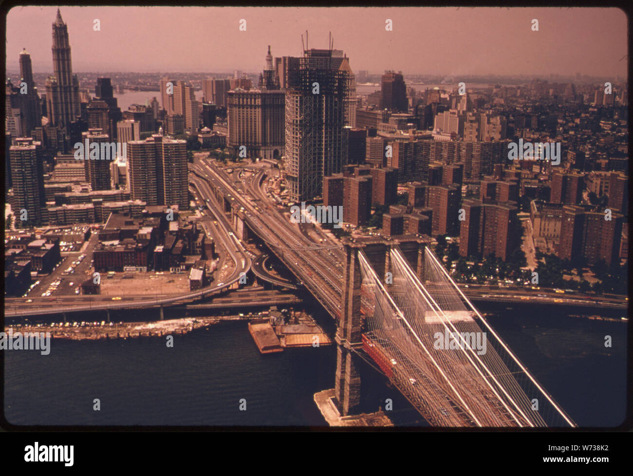 THE BROOKLYN BRIDGE INTO MANHATTAN, NEW YORK TRANSPORTATION IN AN URBAN ...