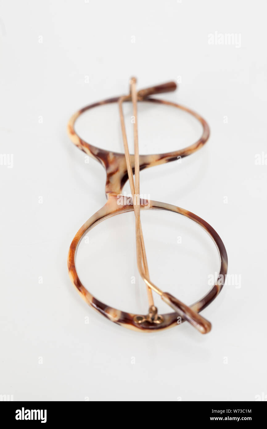 Tortoise shell eyeglasses hi-res stock photography and images - Alamy