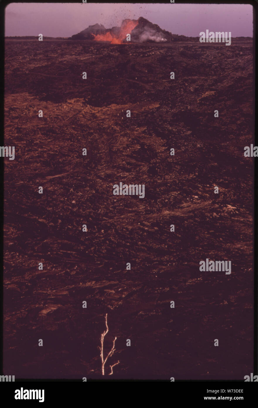 VOLCANIC MAUNA ULU IN ERUPTION Stock Photo - Alamy
