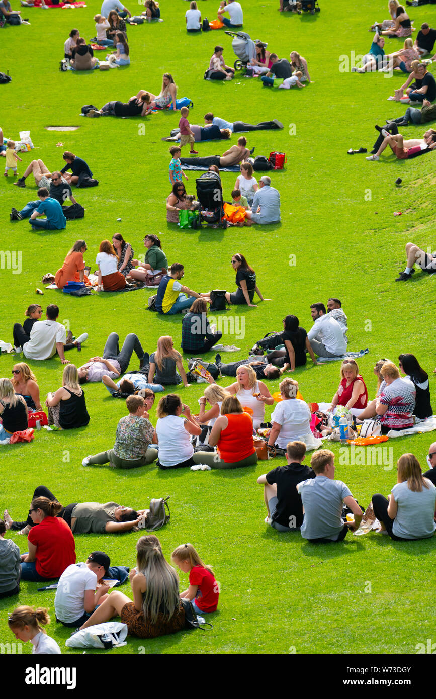 People summer park hi-res stock photography and images - Alamy