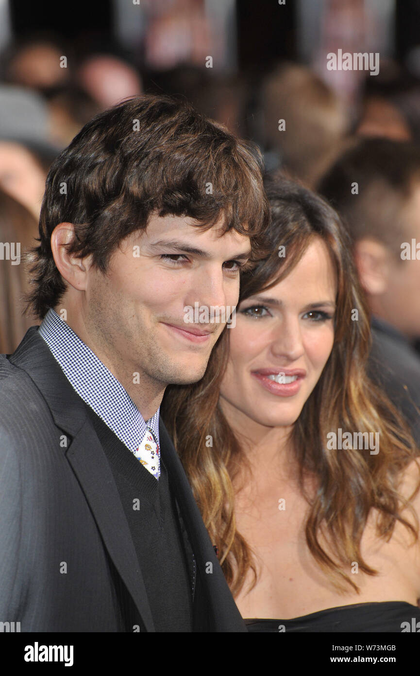 LOS ANGELES, CA. February 08, 2010: Ashton Kutcher & Jennifer Garner at ...