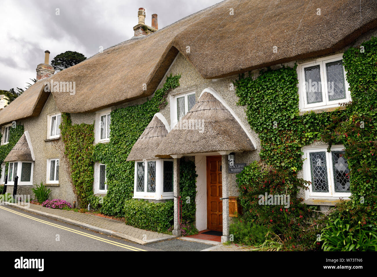Cornish thatched cottage roof hi-res stock photography and images - Alamy