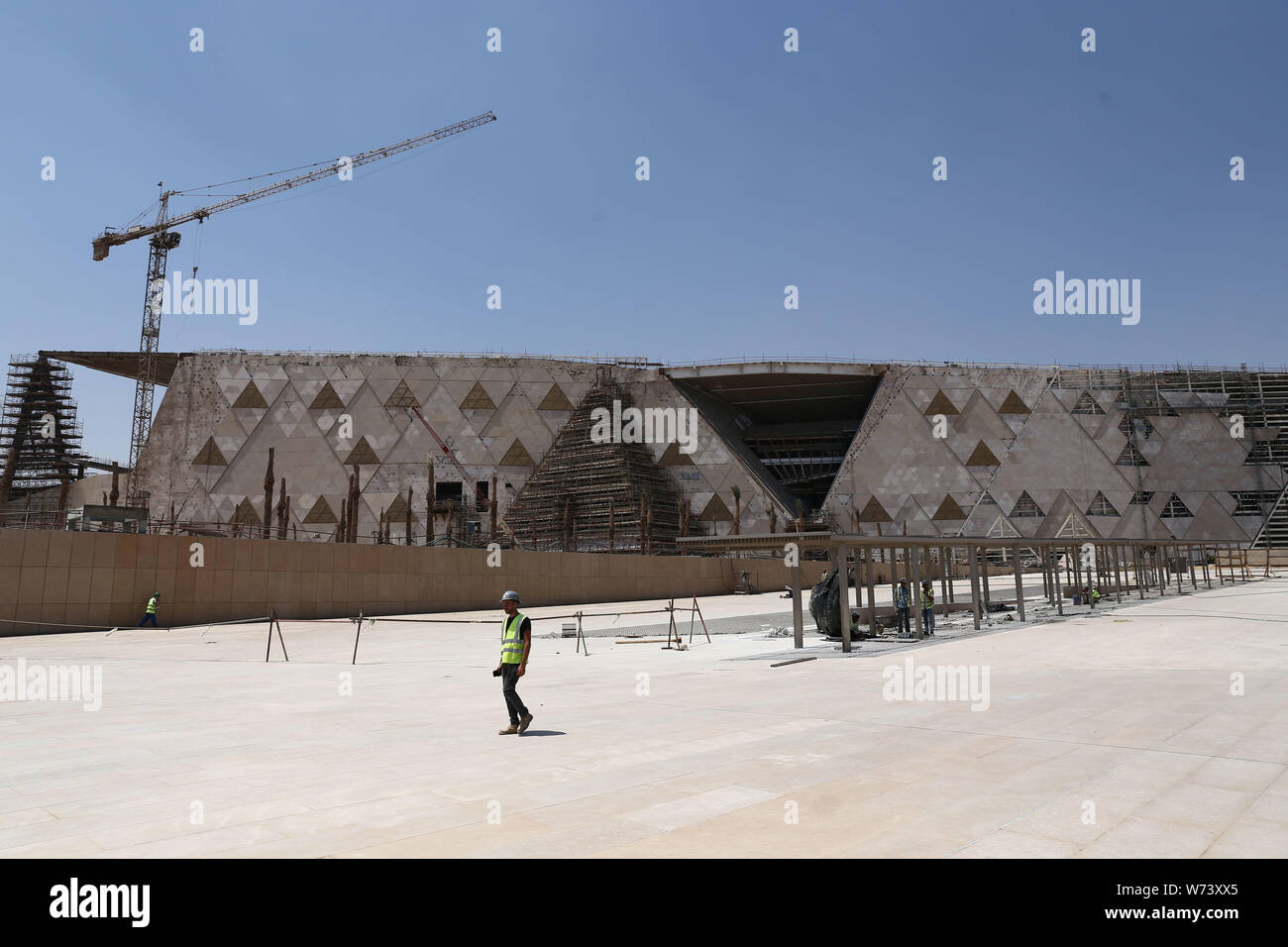 Cairo, Egypt. 4th Aug, 2019. Builders work at the construction site of ...