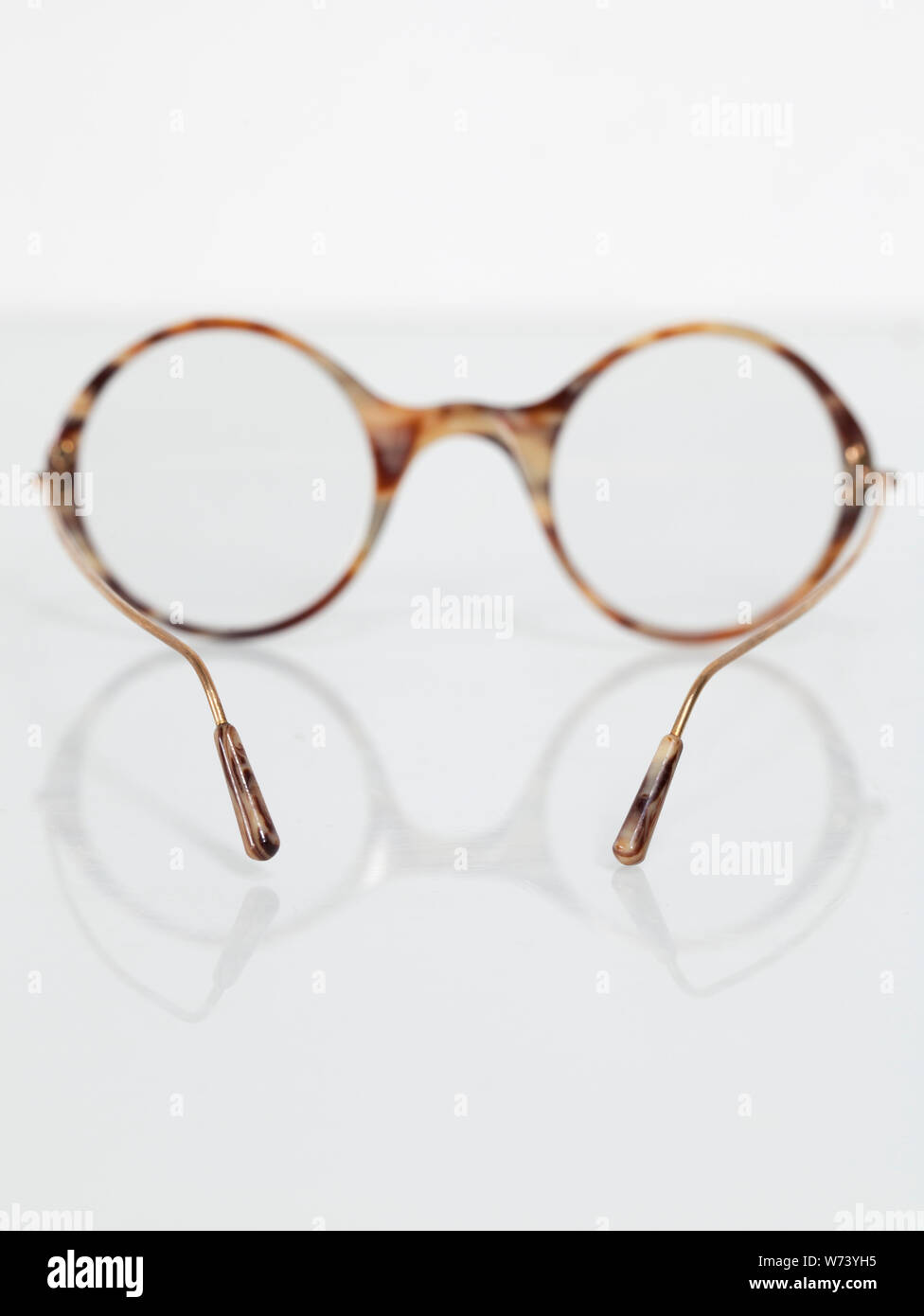 Tortoiseshell glasses hi-res stock photography and images - Alamy