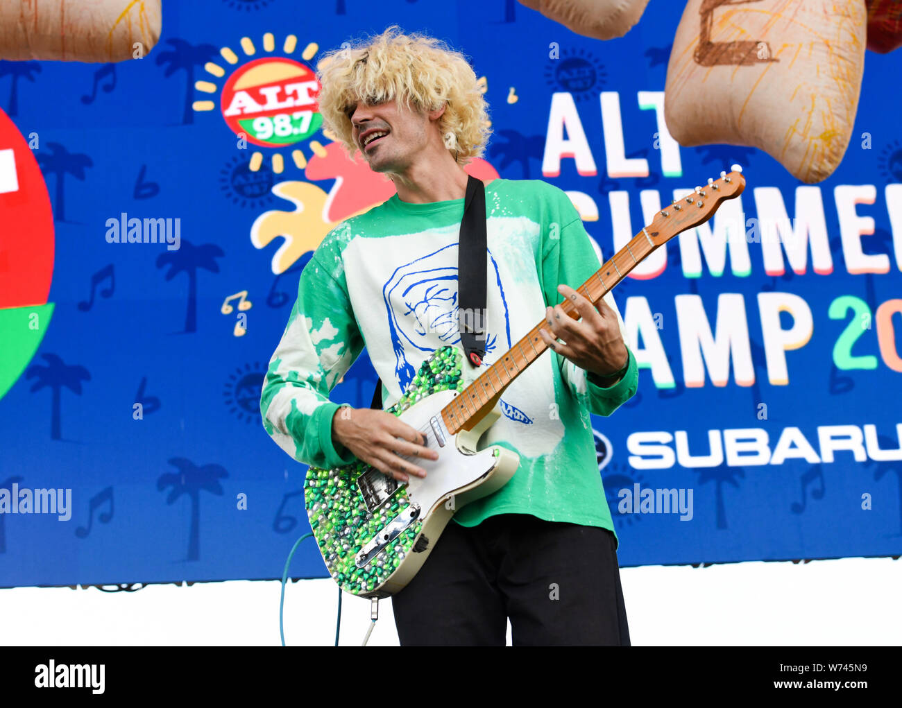 Grouplove 2019 hi-res stock photography and images - Alamy