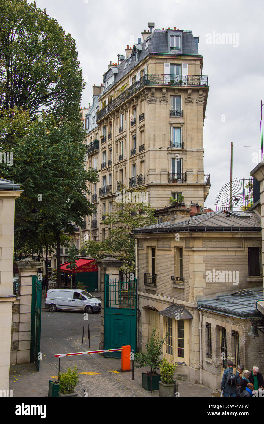 Paris residential buildings. Old Paris architecture, beautiful facade ...