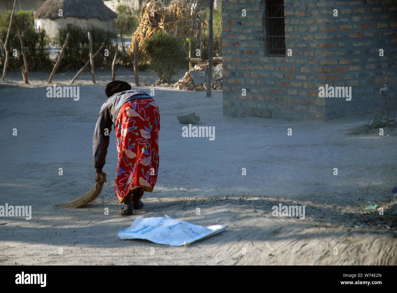 African woman sweeping hi-res stock photography and images - Alamy