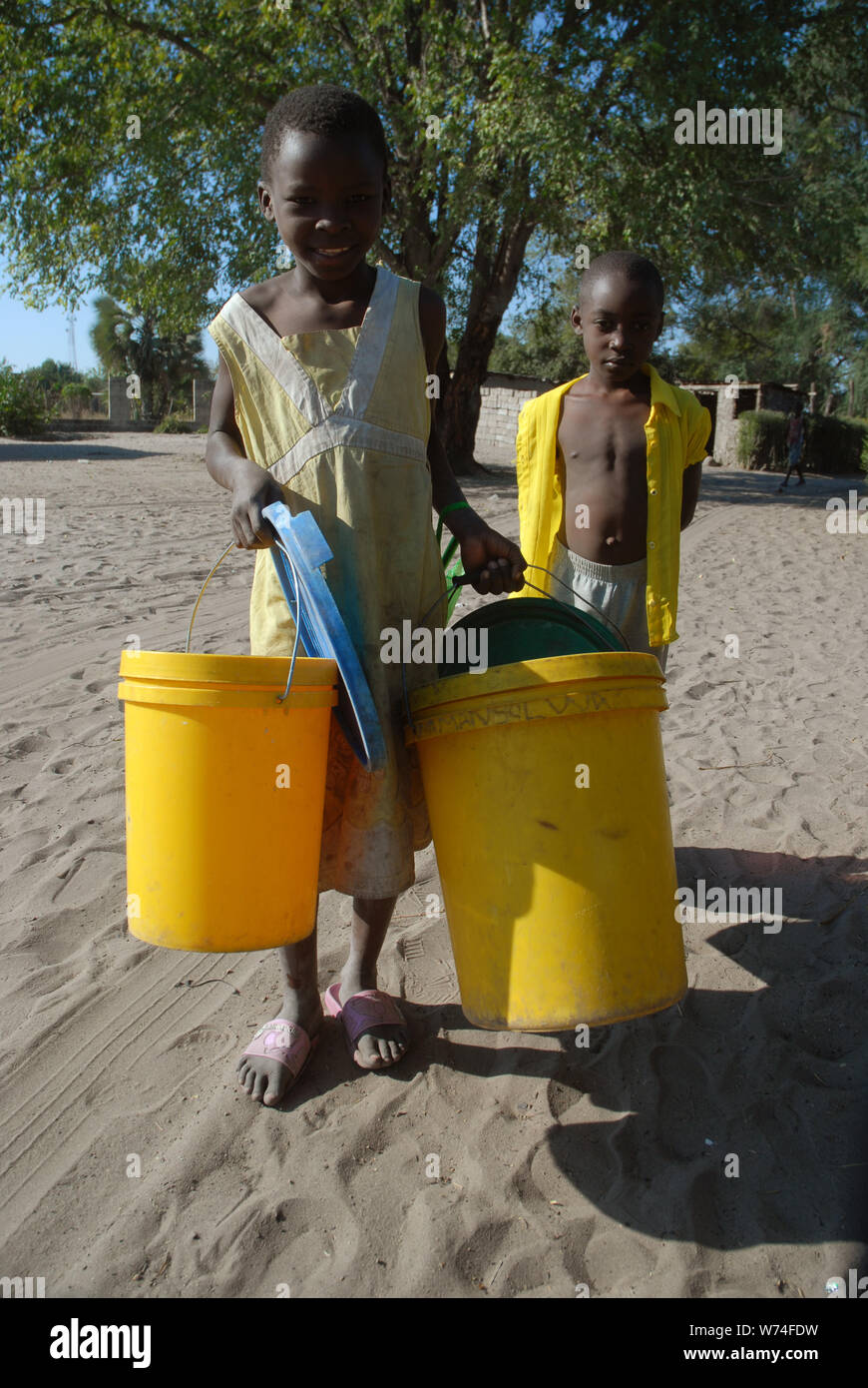 African child drinking dirty water hi-res stock photography and images ...