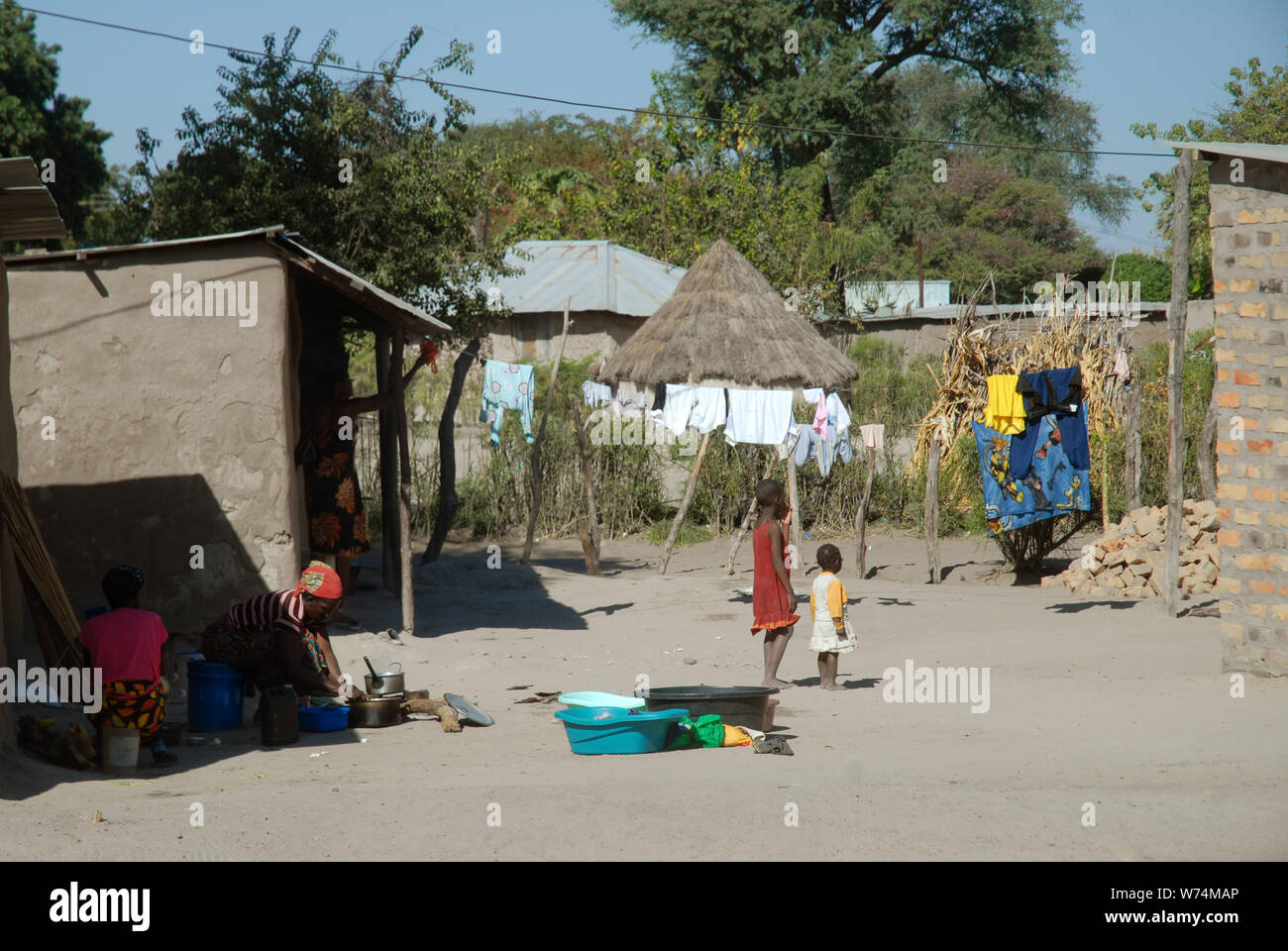 Women hang out washing hi-res stock photography and images - Alamy