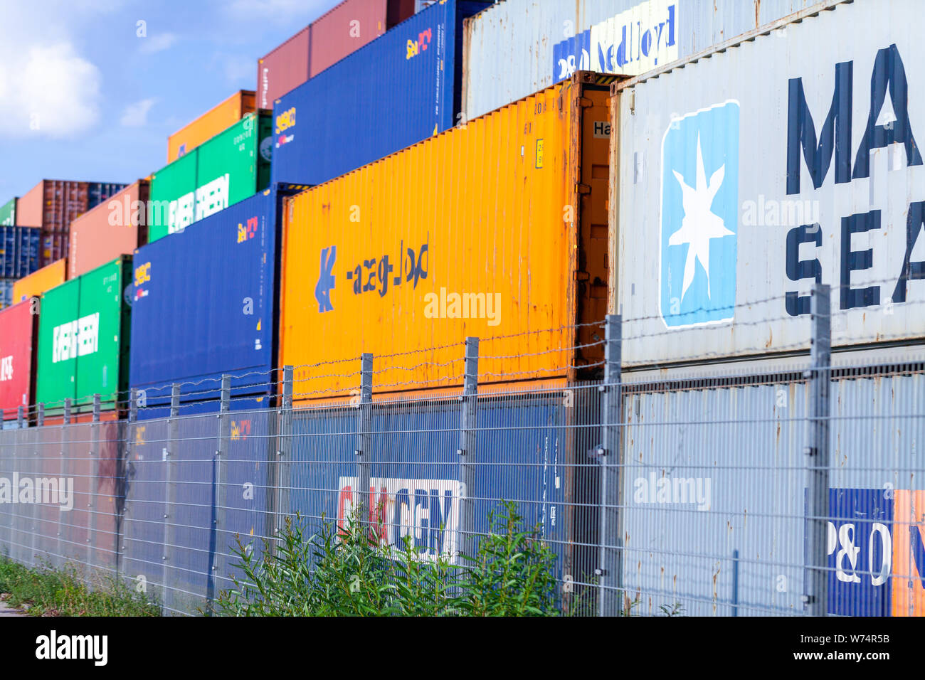 Maersk sealand shipping containers hi-res stock photography and images ...