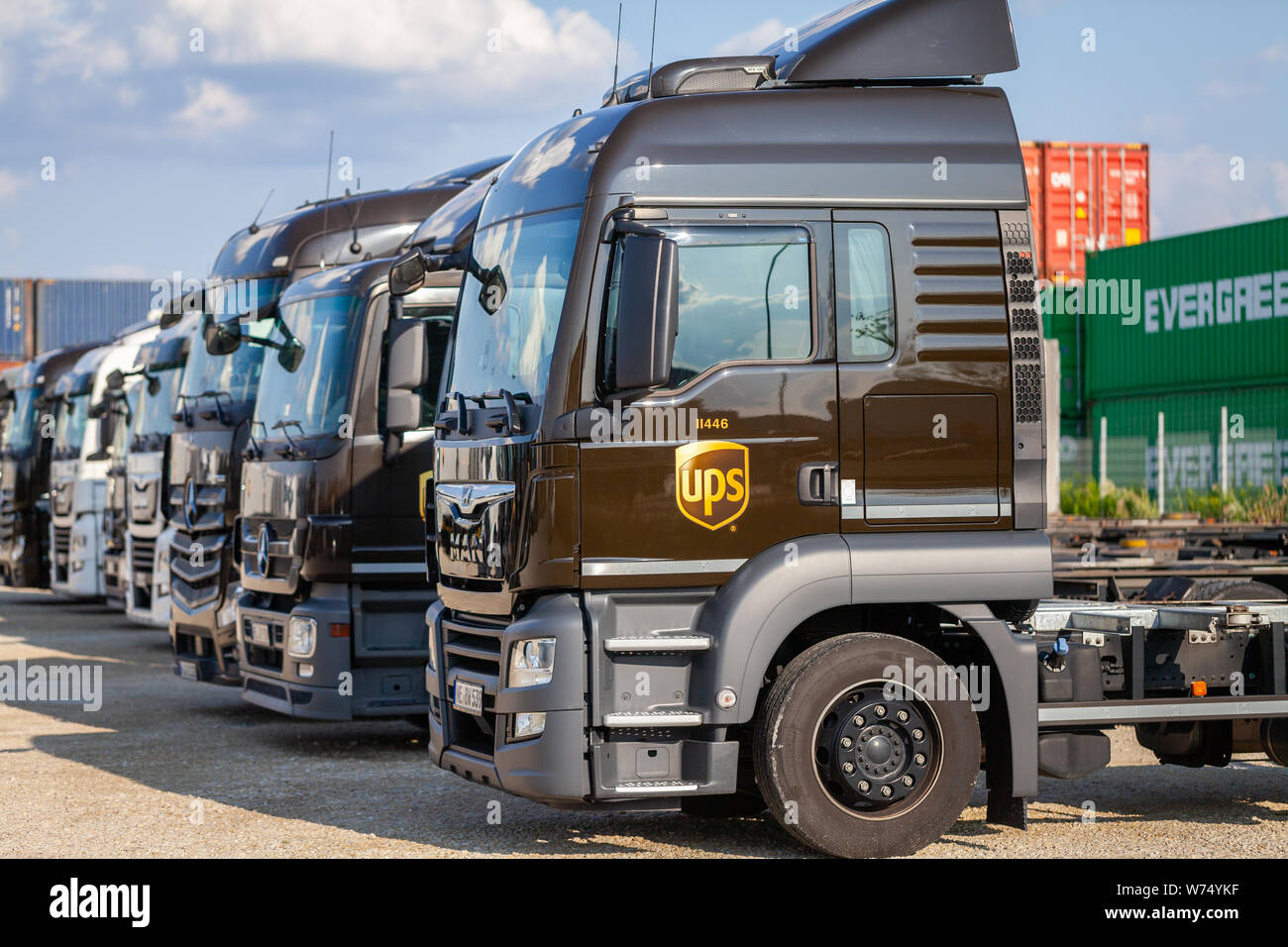 Ups car hi-res stock photography and images - Alamy