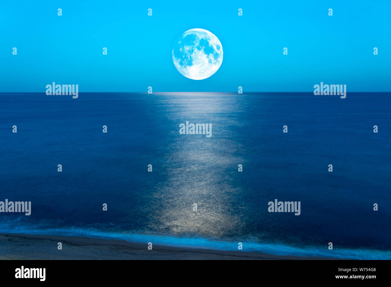 Full moon over water hi-res stock photography and images - Alamy