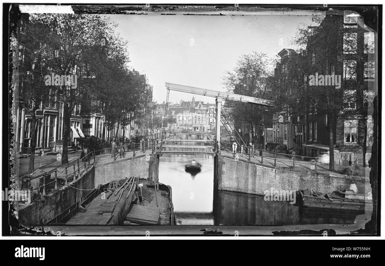 De Melkmeisjesbrug (Brug 16) over de Brouwersgracht, gezien in ...