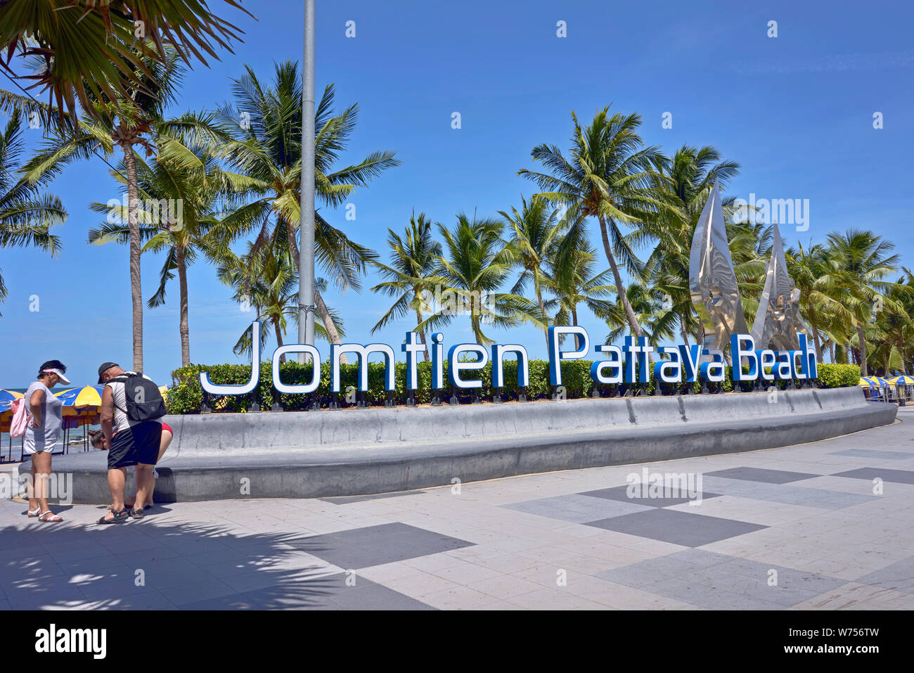 Pattaya beach promenade thailand hi-res stock photography and images ...