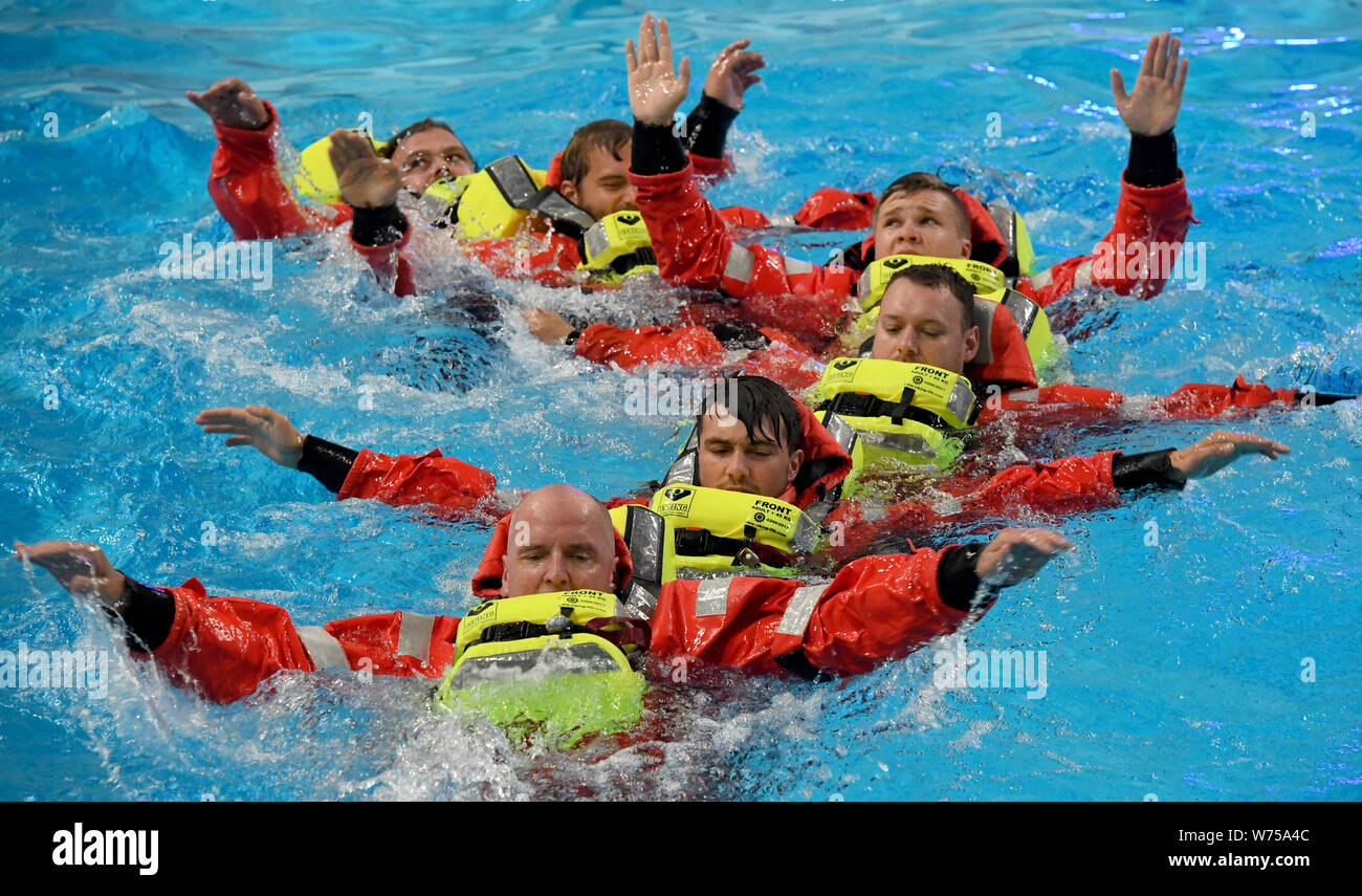 Enge Sande, Germany. 19th July, 2019. Offshore technicians practice ...