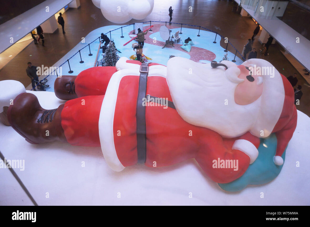 Santa claus on rooftop hi-res stock photography and images - Alamy