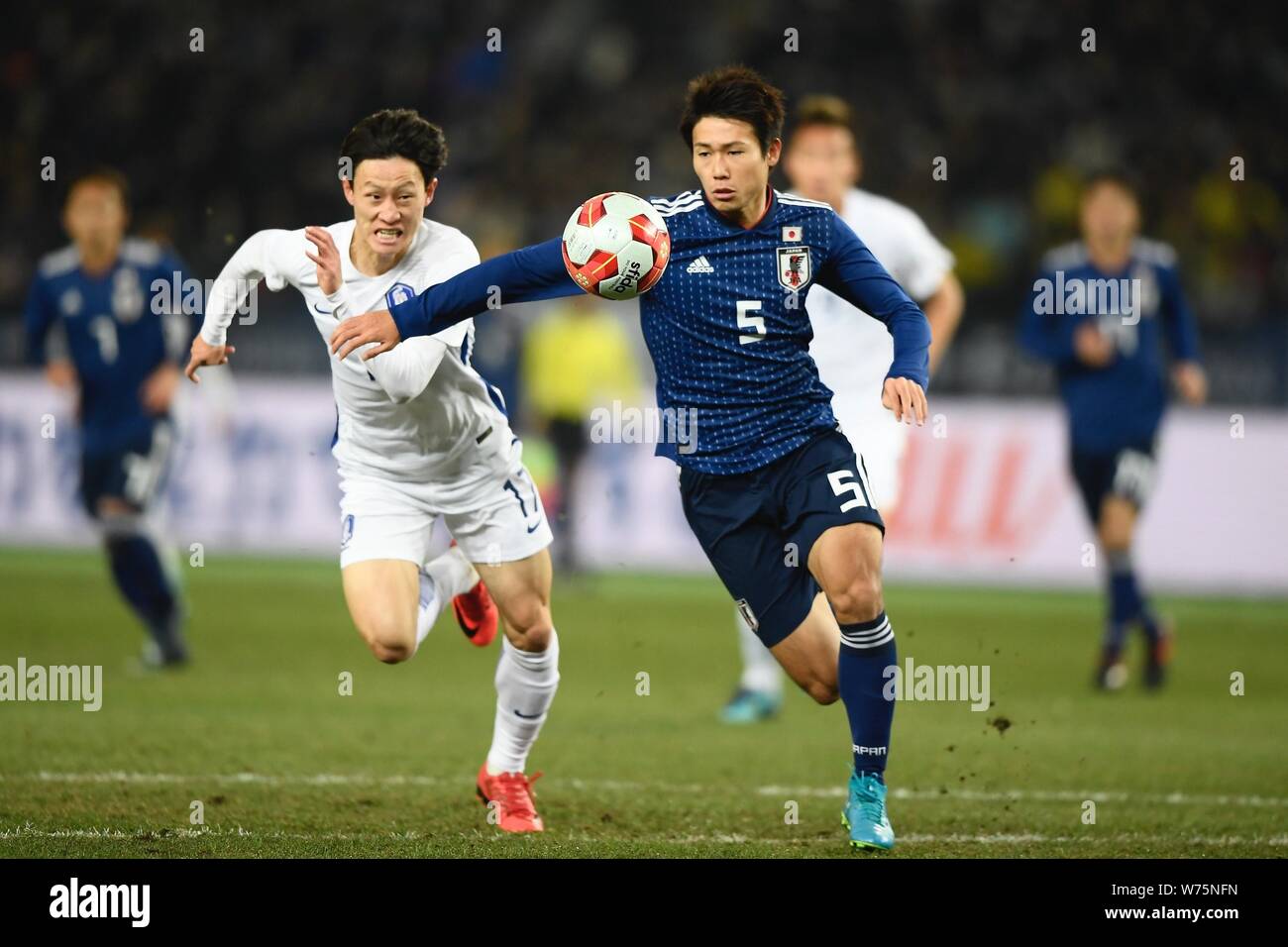 Lee Jaesung of South Korea, left, challenges Shintaro Kurumaya of Japan ...