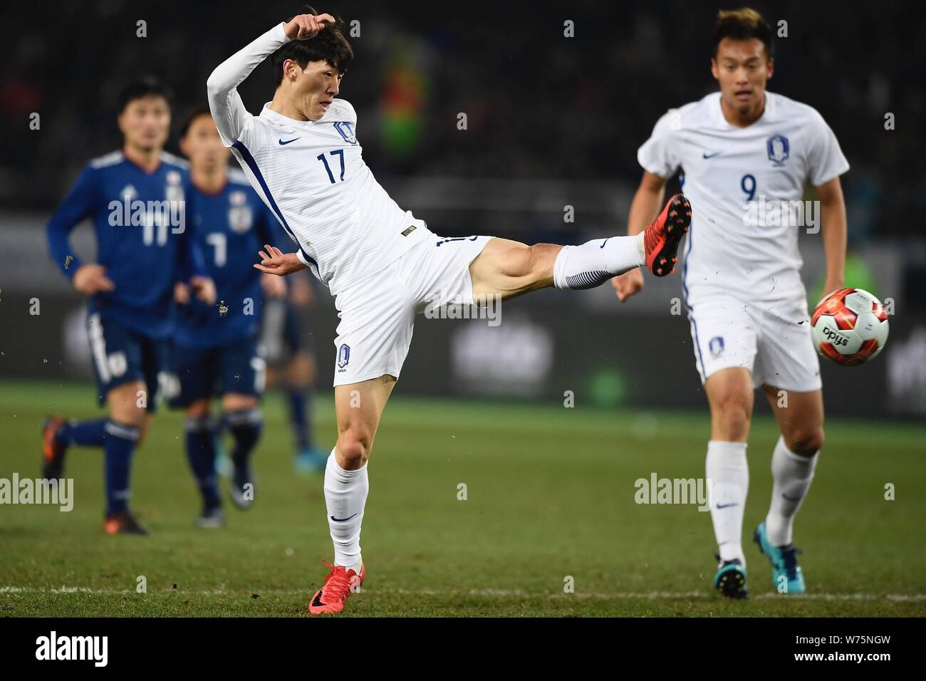 Lee Jaesung of South Korea passes the ball against Japan during the men ...