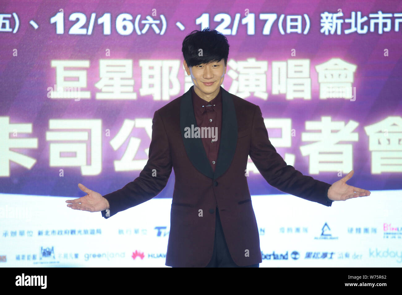 **TAIWAN OUT**Singaporean singer JJ Lin attends a press conference for ...