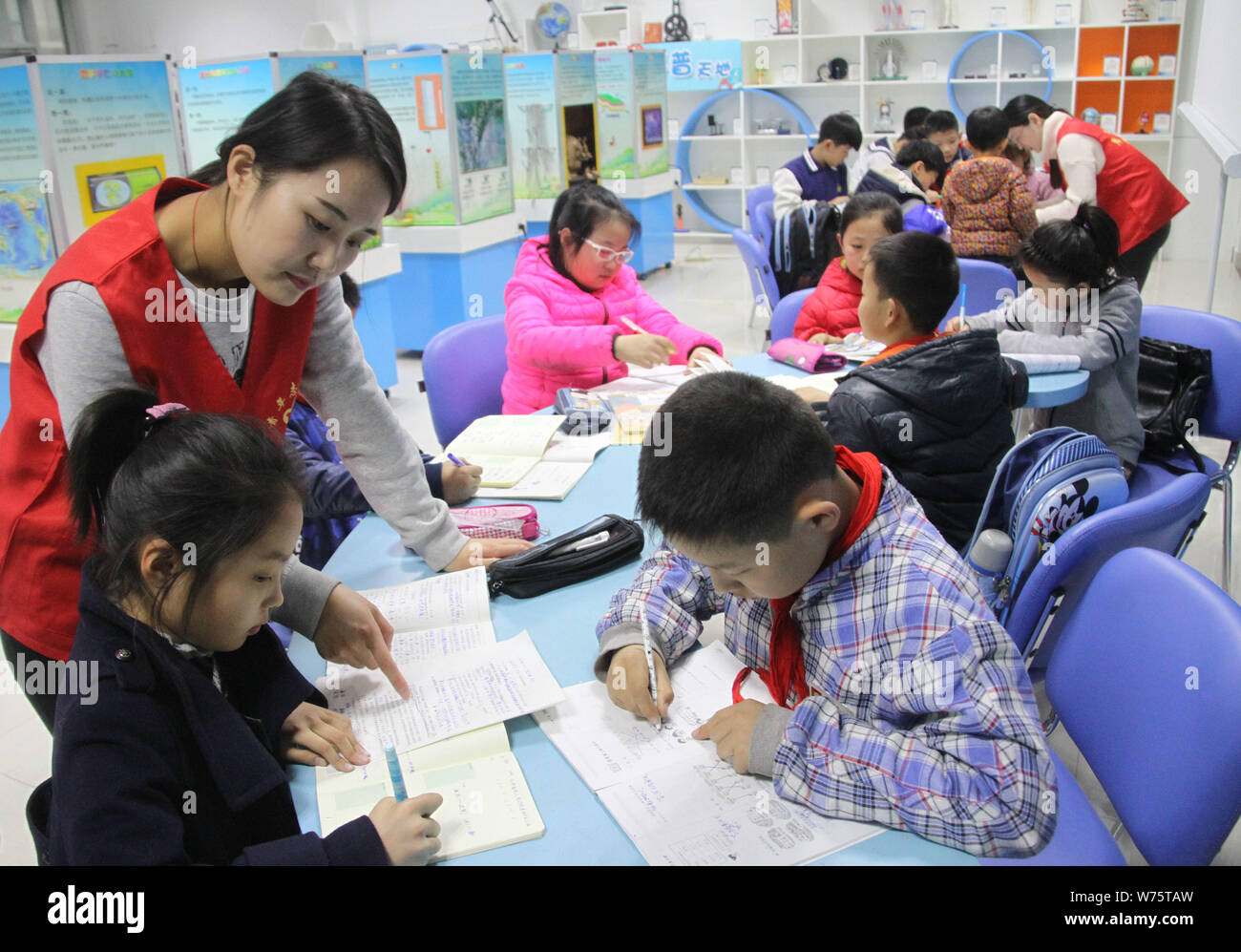 Parent volunteer in school hi-res stock photography and images - Alamy