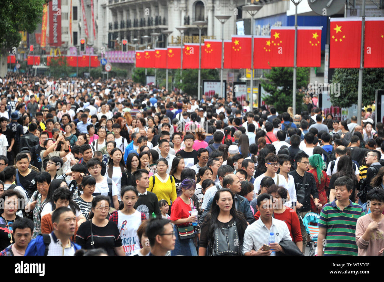 --FILE--Tourists crowd the Nanjing Road pedestrian shopping street ...