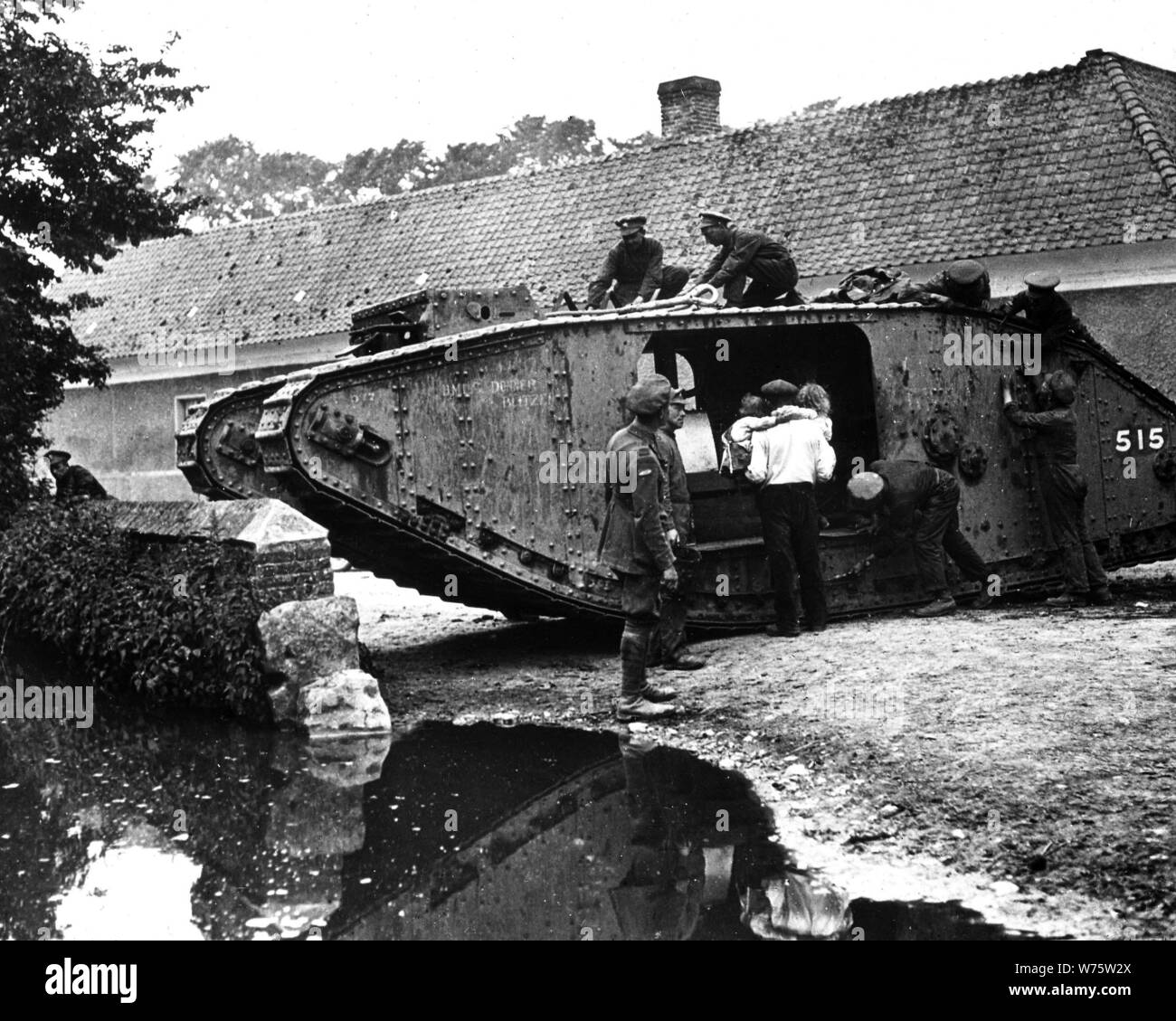 Vintage war tank hi-res stock photography and images - Alamy
