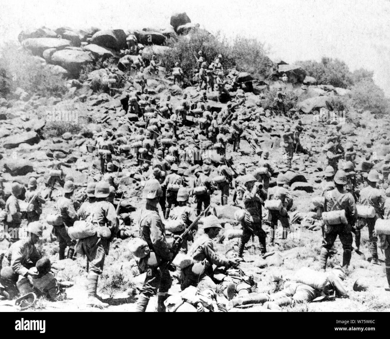 Suffolk Regiment soldiers storming a kopje near Colesberg, Boer War ...