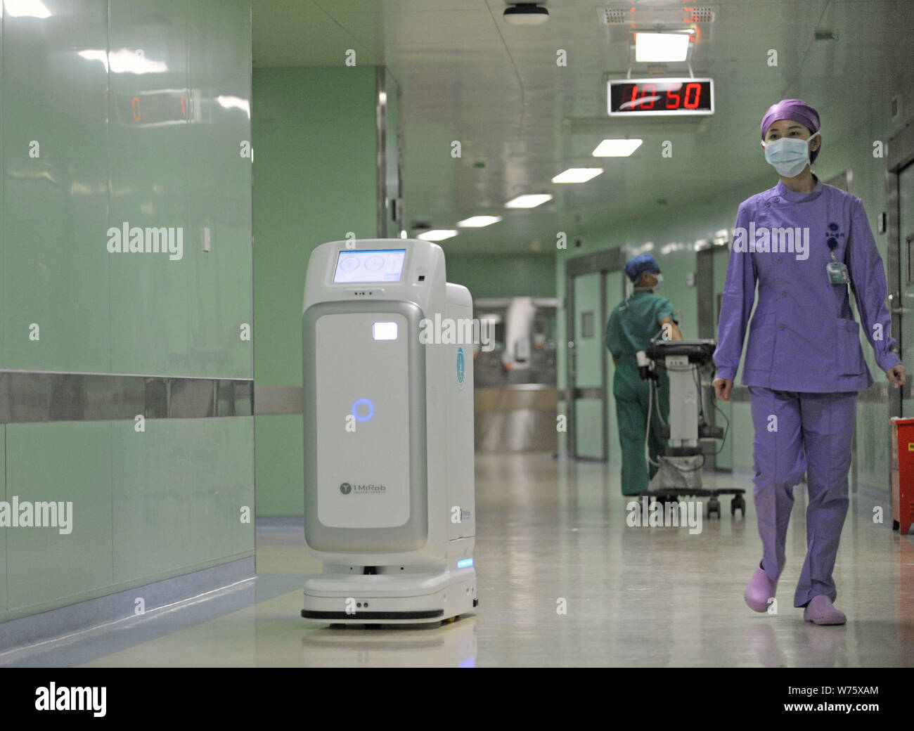The logistic robot "Baymax"delivers pharmaceuticals to medical workers ...