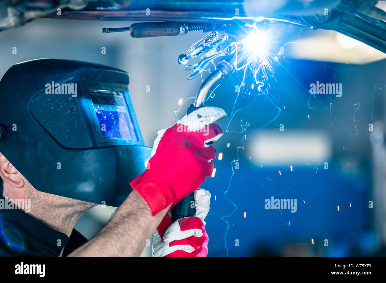 Man weld metal welding machine hi-res stock photography and images - Alamy