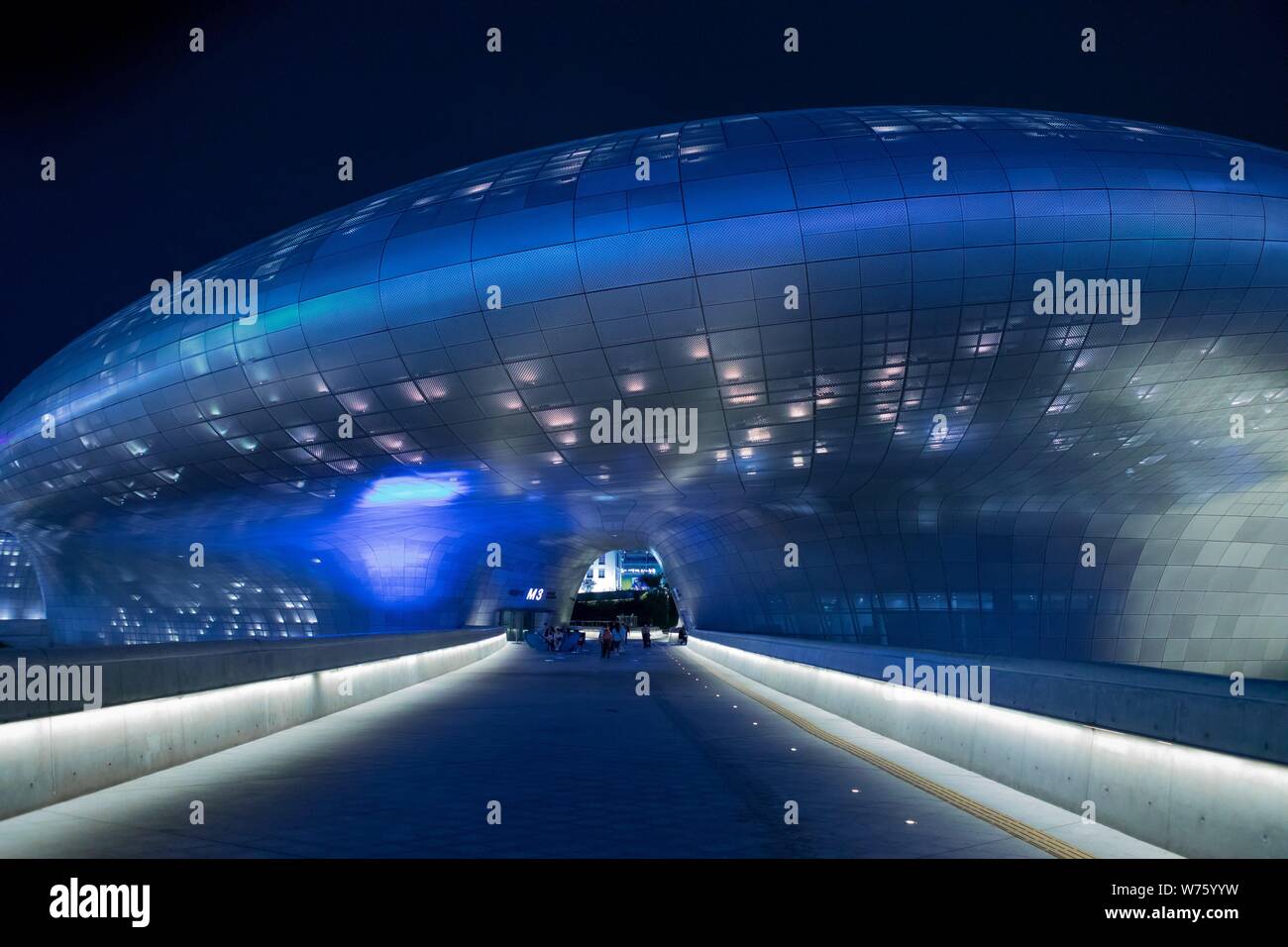 The neo-futuristic Dongdaemun Design Plaza, designed by Zaha Hadid ...