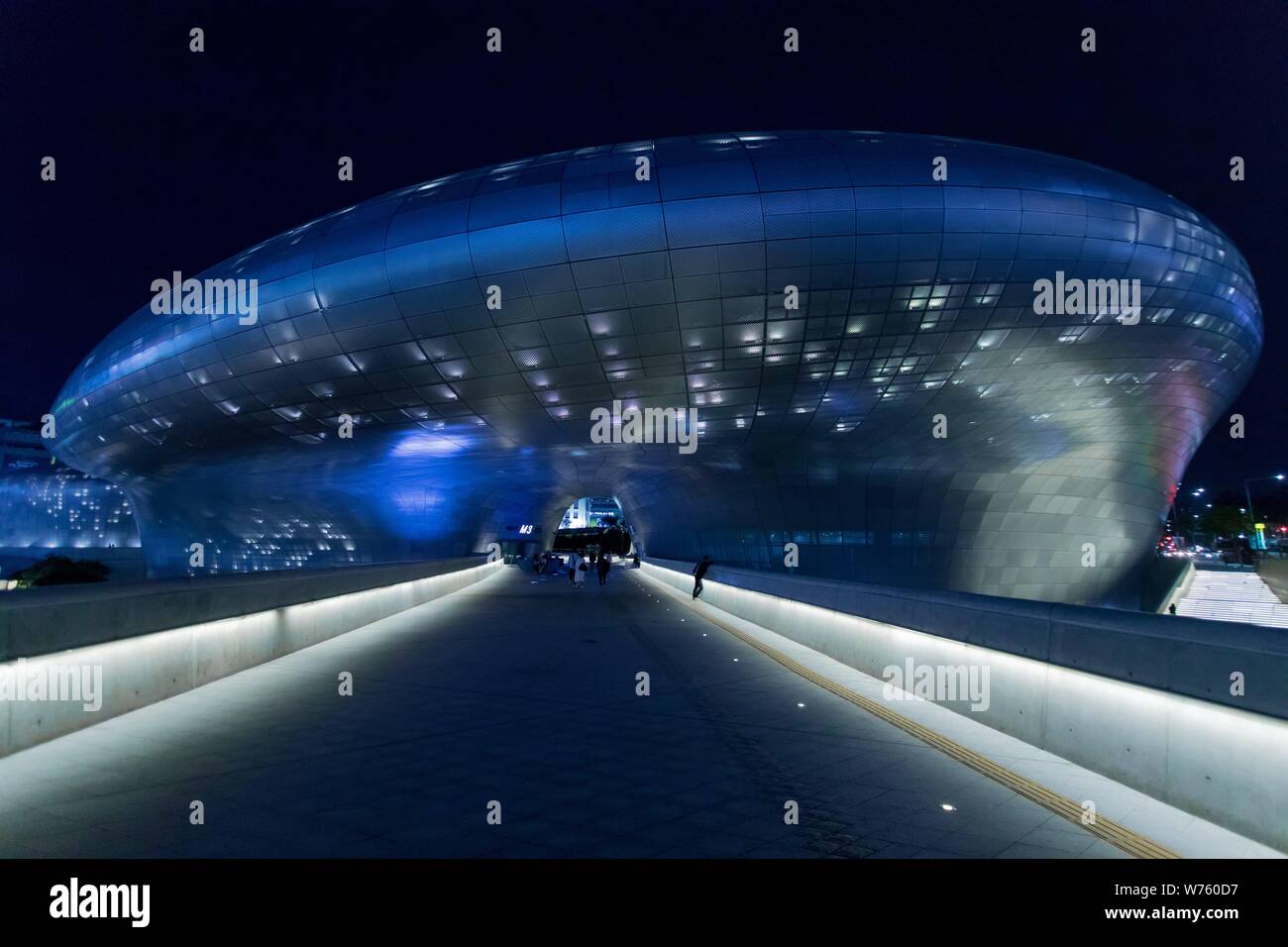 The neo-futuristic Dongdaemun Design Plaza, designed by Zaha Hadid ...