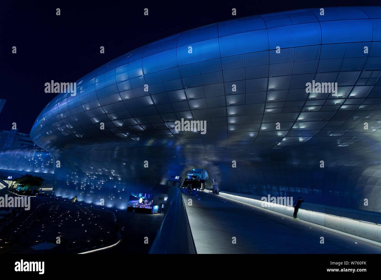 The neo-futuristic Dongdaemun Design Plaza, designed by Zaha Hadid ...