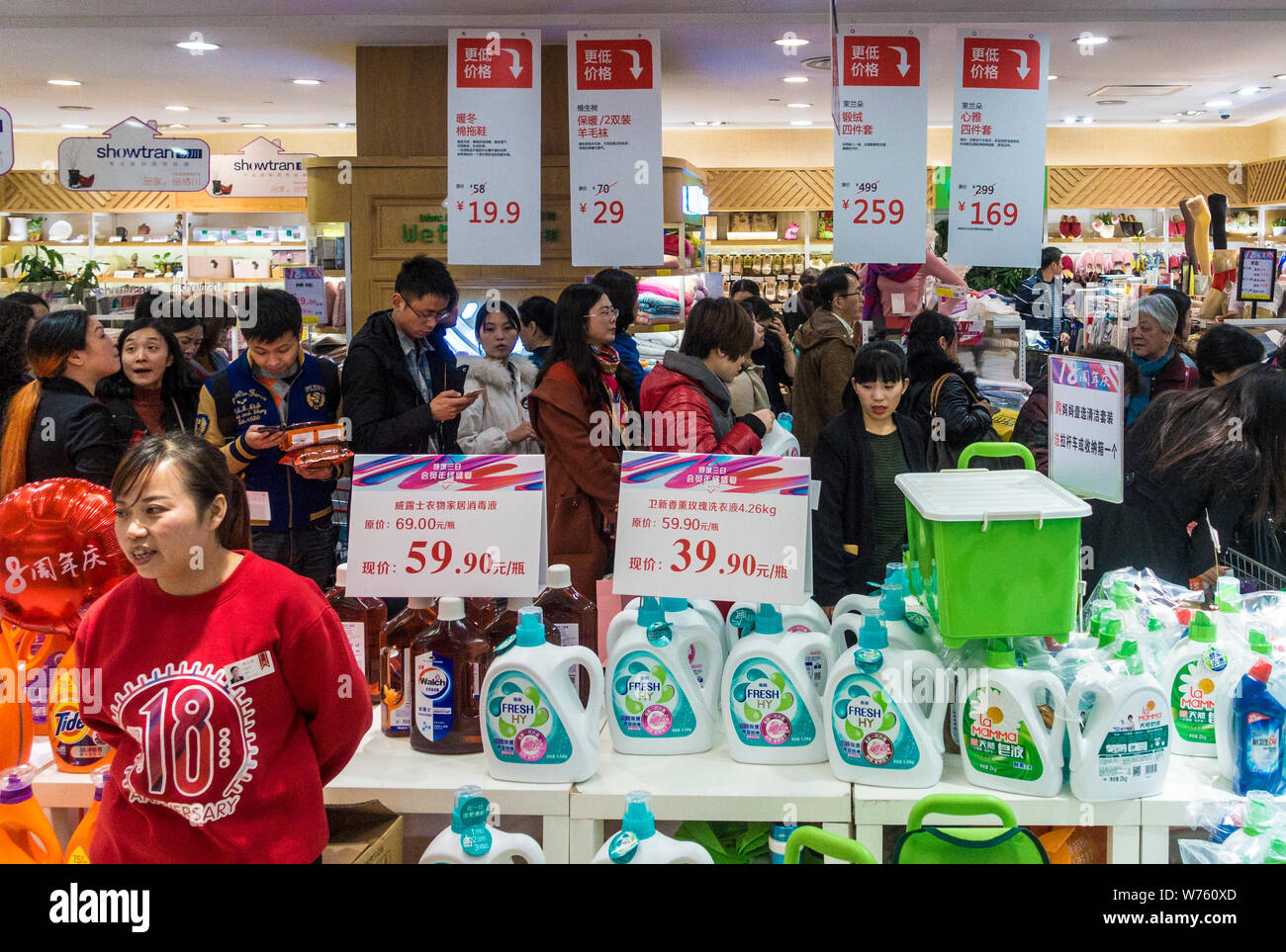 Chinese customers queue up to pay their purchases at a supermarket ...