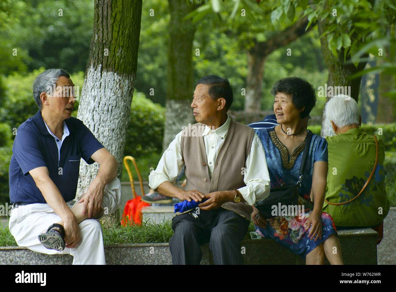 --FILE--Local elderly people chat as they rest at a park in Yichang ...