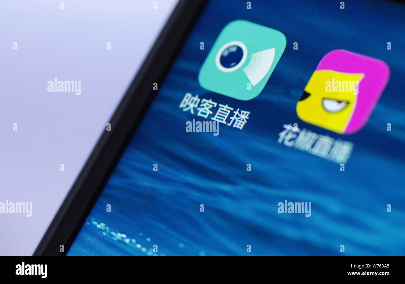 --FILE--A Chinese mobile phone user shows icons of Chinese ...