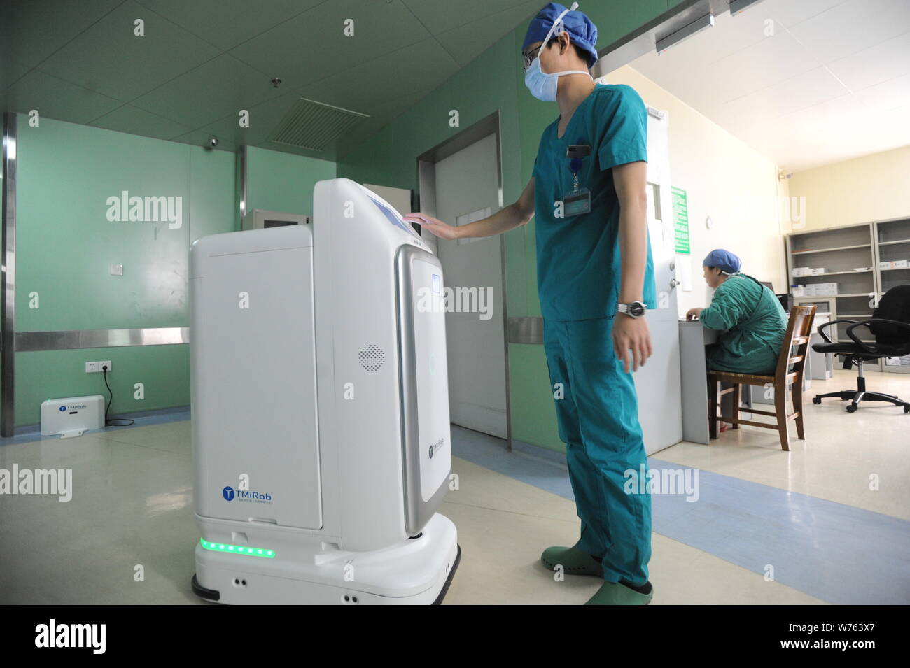 The logistic robot "Baymax"delivers pharmaceuticals to medical workers ...