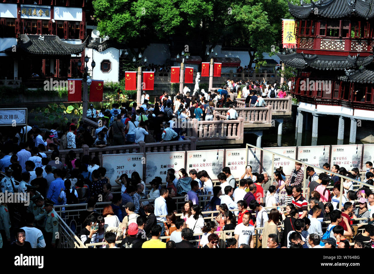 --FILE--Tourists crowd on the Jiuqu Bridge (the Bridge of Nine Turnings ...