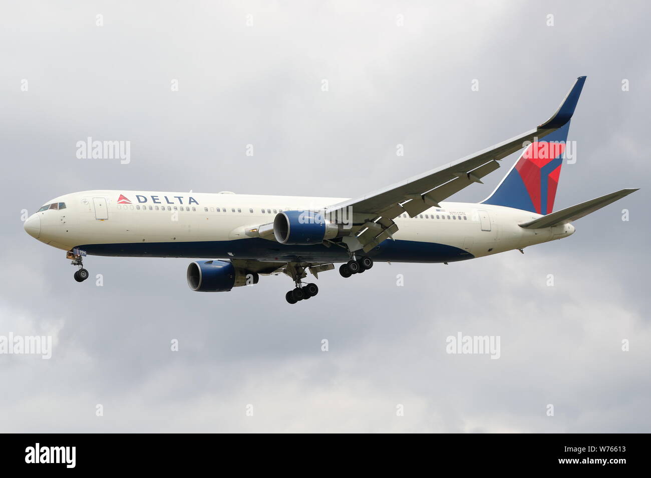 Delta boeing 767 hi-res stock photography and images - Alamy