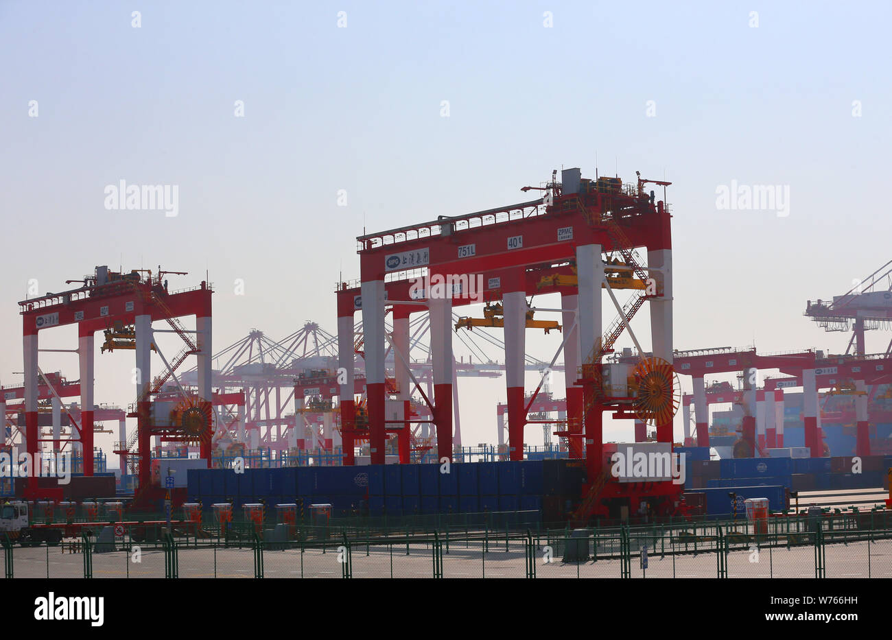 The worlds largest crane hi-res stock photography and images - Alamy