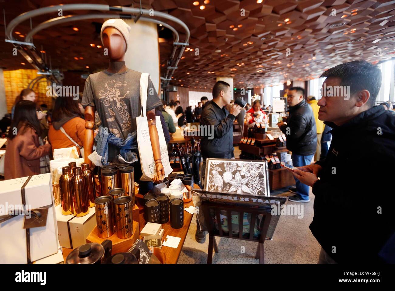 Starbucks reserve roastery in shanghai hi-res stock photography and ...